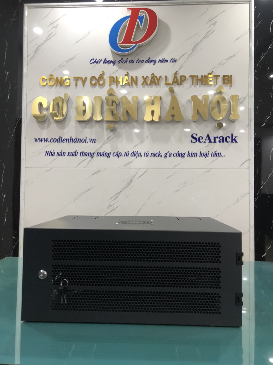 Tủ rack 4U D400 chất lượng cao, mẫu mã đẹp, giá thành rẻ hãng SeArack.