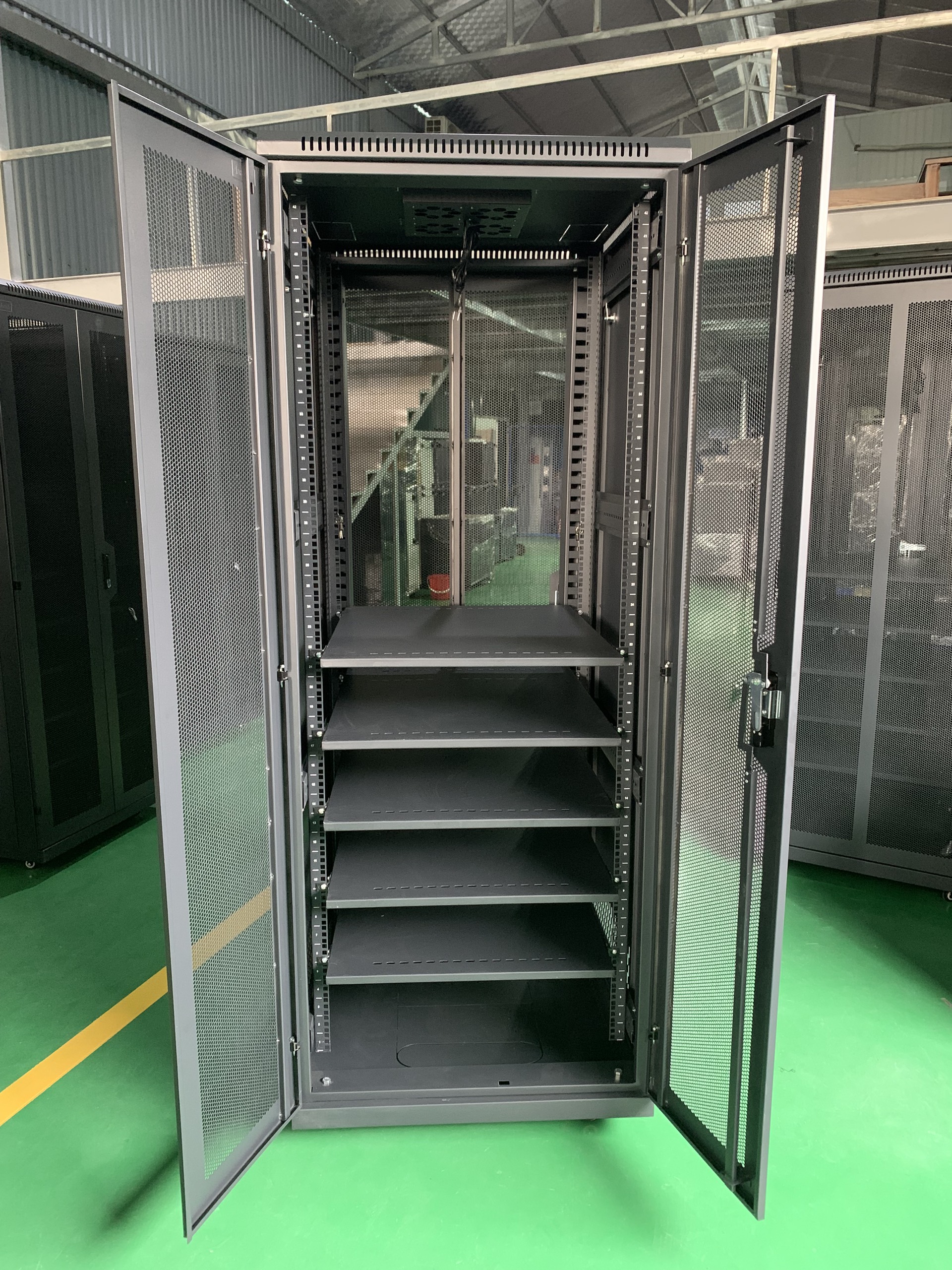 Ưu điểm nổi trội nhất của chiếc tủ rack 42U D600 giá rẻ hãng SeArack